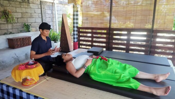 Bali: Ubud Palm of Hand Reading With Balinese Method | Power Traveller