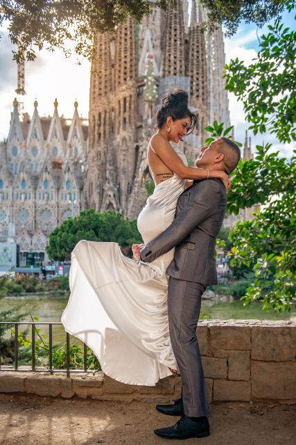 Barcelona: Romantic Photoshoot for Couples | Power Traveller
