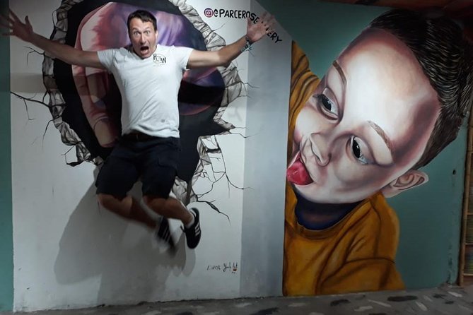 CITY TOUR + COMUNA 13 Complete TOUR! | Power Traveller