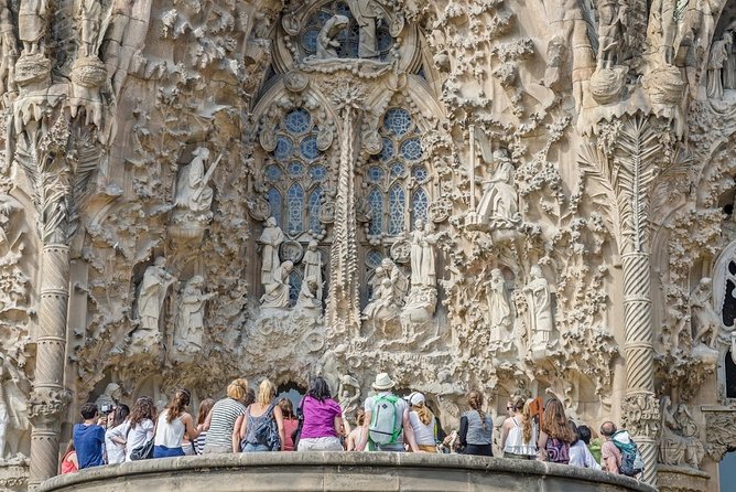 Guided Tour Sagrada Familia and Park Guell | Power Traveller