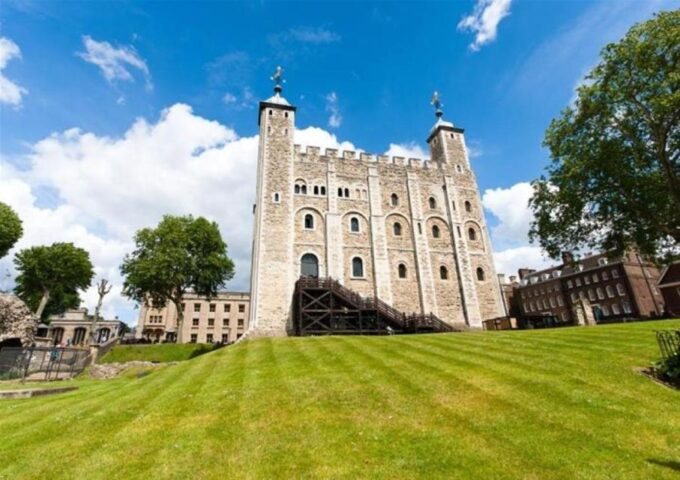 Hop on Hop off London Bus Tour & Tower of London | Power Traveller