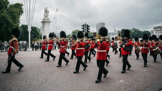 London: Changing of the Guard Experience and Landmarks Tour | Power ...