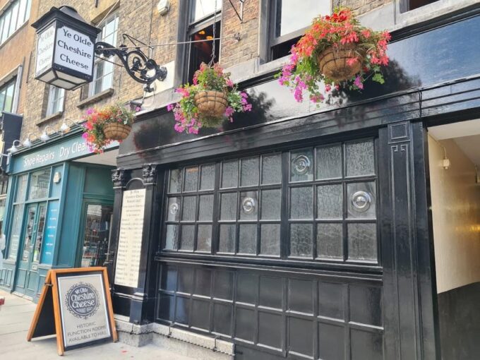 London: Women in the City of London Walk With a Guide | Power Traveller