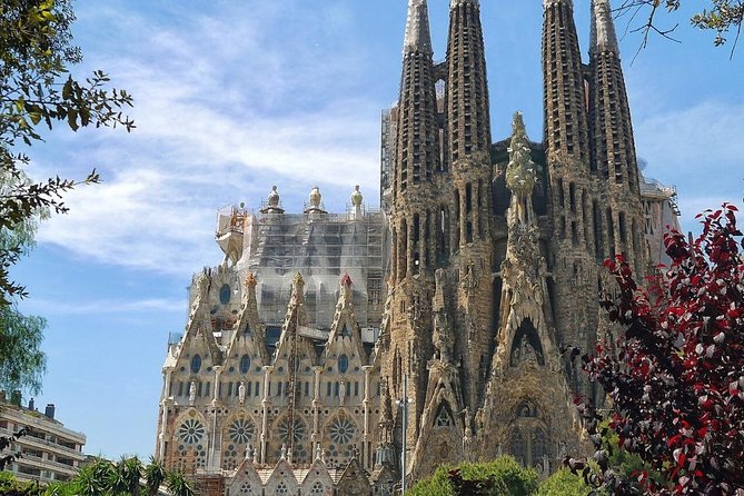 Sagrada Familia: Fast Track Guided Tour With Optional Tower | Power ...