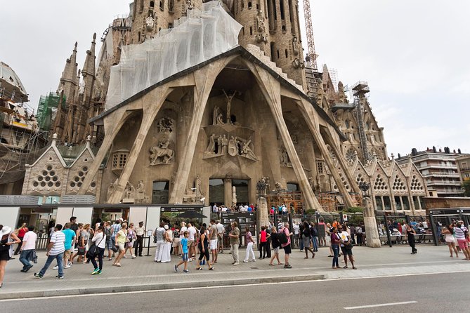 Sagrada Familia Guided Tour With Towers Access | Power Traveller